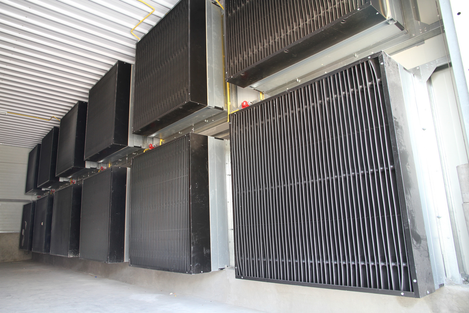 Cobb Breeder Management Guide: Evaporative cooling and light traps ...